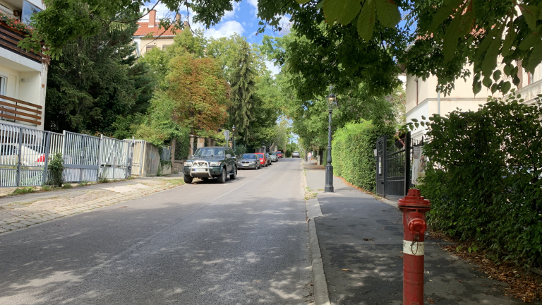 Nappal is folyamatosan égnek a lámpák - Járókelő.hu. Ha megosztod ...