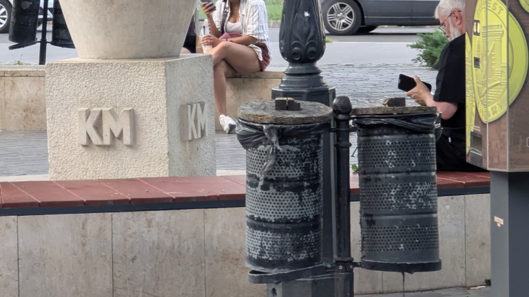 Igénytelen szemetes fedők a Clark Ádám téren - Járókelő.hu. Ha ...