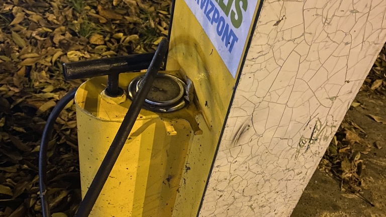 Utcai kerékpár szervizpont – hibás pumpa - Járókelő.hu. Ha megosztod ...